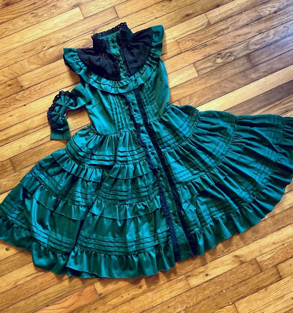 Fanplusfriend Garden - Enchanting! Green Rococo Dress with Black Trim ...