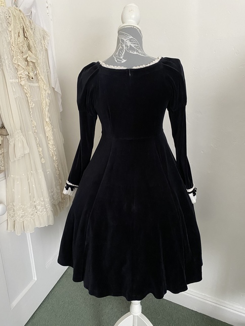 Emily Temples Cute black x offwhite velvet velour pleated trim OP ...