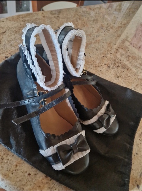 ***ON HOLD FOR RIBBONBIRD761***Cotton Candy Feet black and white frilly ...